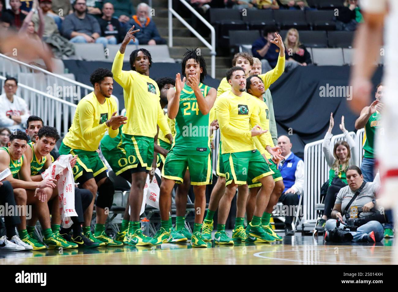 SAN JOSE, CA - DECEMBER 21: Oregon Ducks players celebrate their team ...
