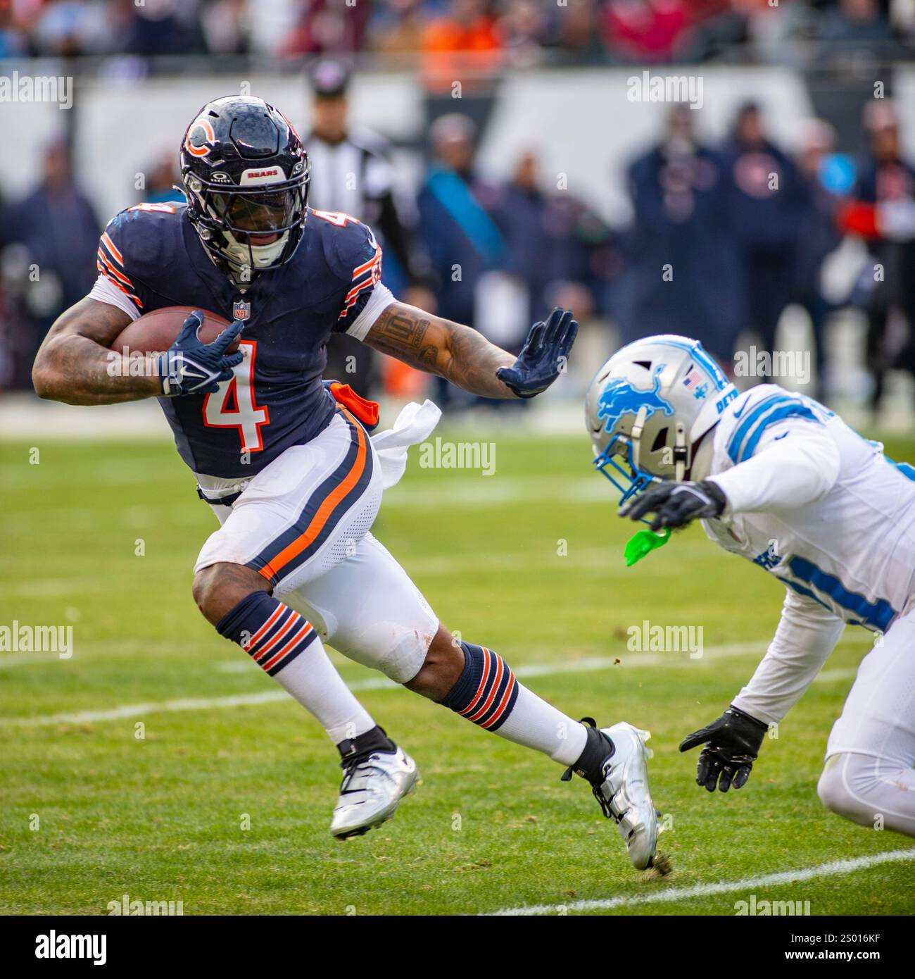 Chicago Bears D'Andre Swift (4) runs with the ball during an NFL ...