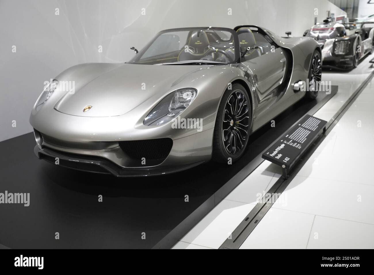 Porsche 918 Spyder Study, Modern silver sports car in an exhibition ...