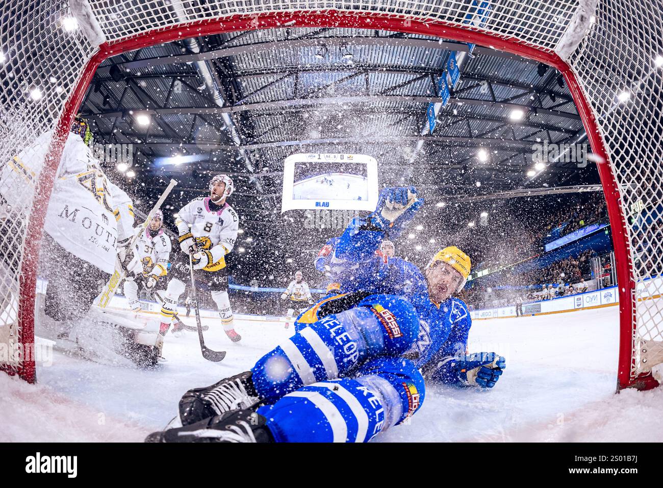 Top scorer Daniel Vozenilek (EV Zug) falls into the NetCam - 21.12.2024 ...