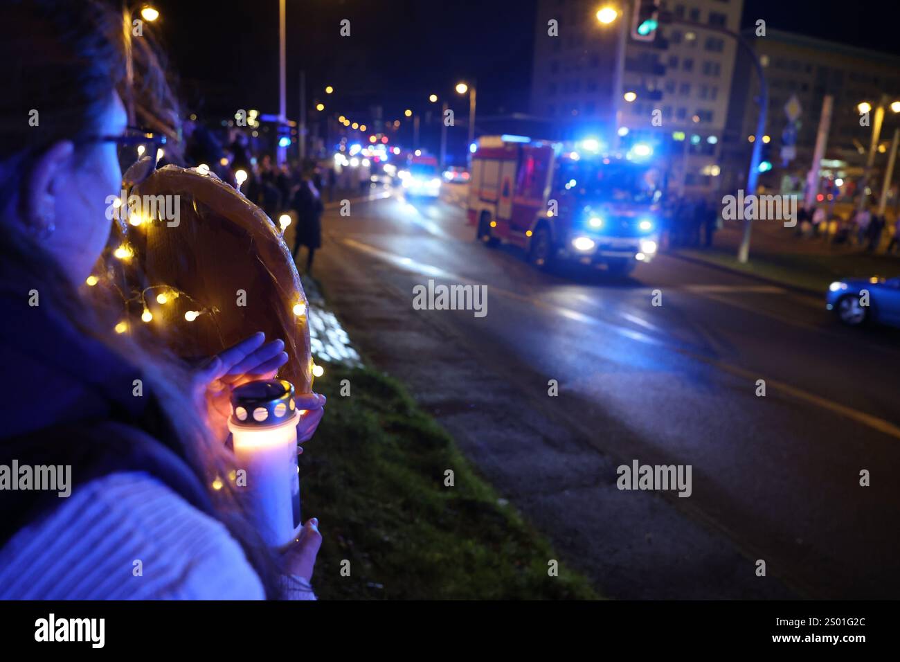 Gera, Germany. 23rd Dec, 2024. Numerous passers-by stand on the street ...