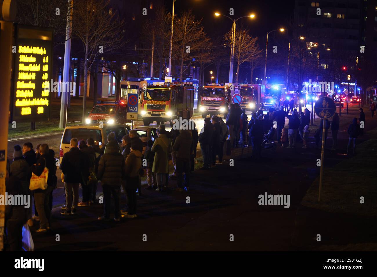 Gera, Germany. 23rd Dec, 2024. Numerous passers-by stand on the street ...