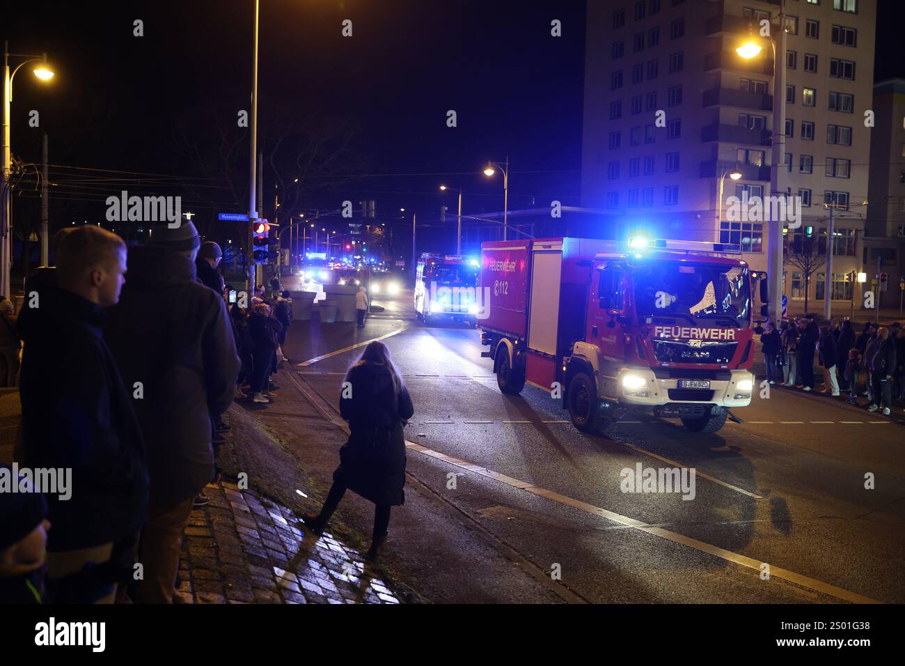 Gera, Germany. 23rd Dec, 2024. Numerous passers-by stand on the street ...