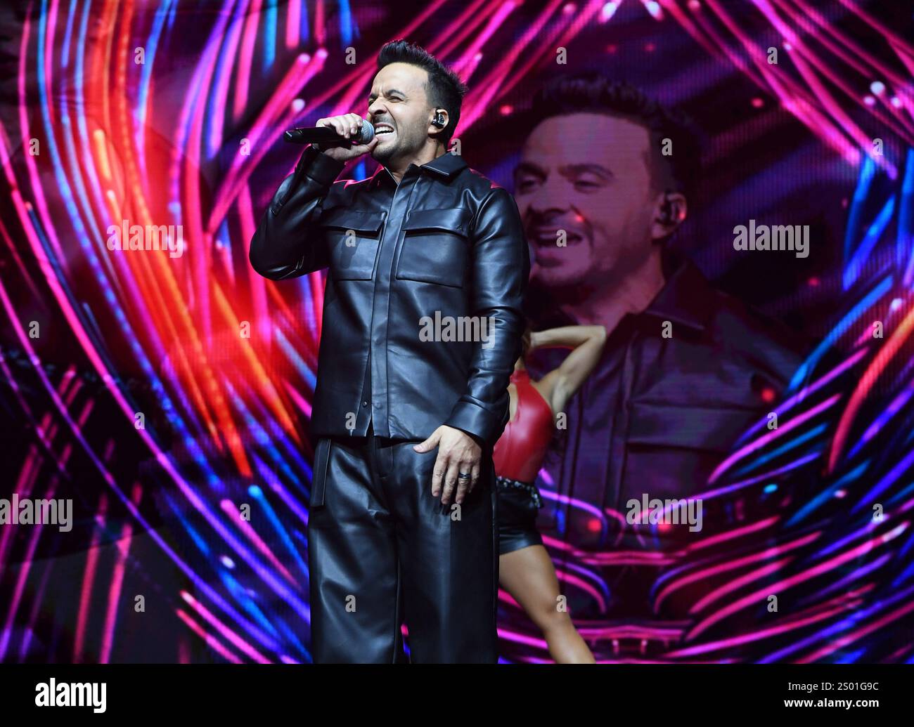 Hollywood FL, USA. 22nd Dec, 2024. Luis Fonsi performs during his “25 ...