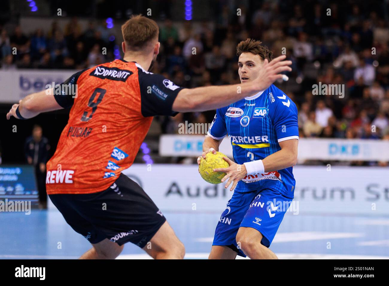 Max HAEFNER (TVB Stuttgart, #03) im Zweikampf gegen Steven PLUCNAR ...
