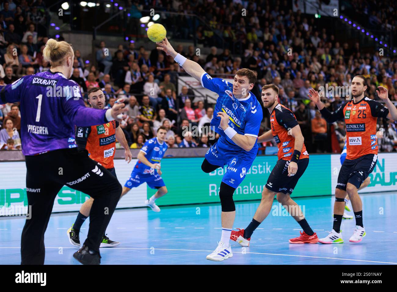 Lukas LAUBE (TVB Stuttgart, #24) erzielt ein Tor, Aktion, Torwurf TVB Stuttgart (TVB) vs. Rhein ...