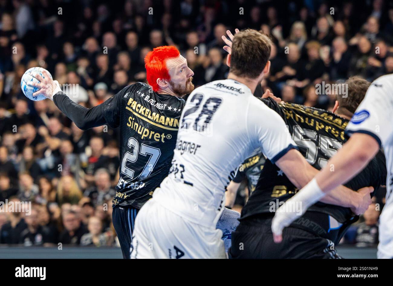 Antonio Metzner (HC Erlangen, #27) mit roter Haarfrisur beim Wurf. Hendrik Wagner (TBV Lemgo ...
