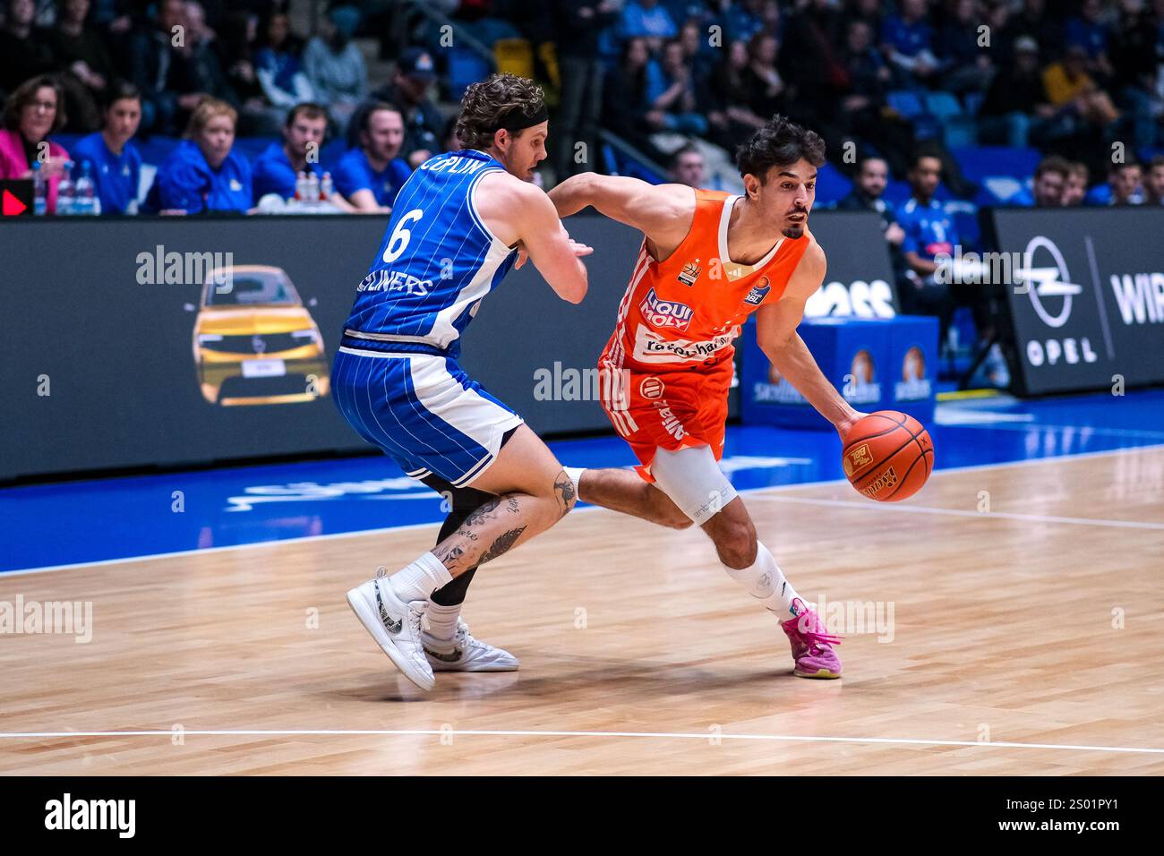 Booker Coplin (Skyliners Frankfurt, #06) im Zweikampf mit Ben Saraf ...