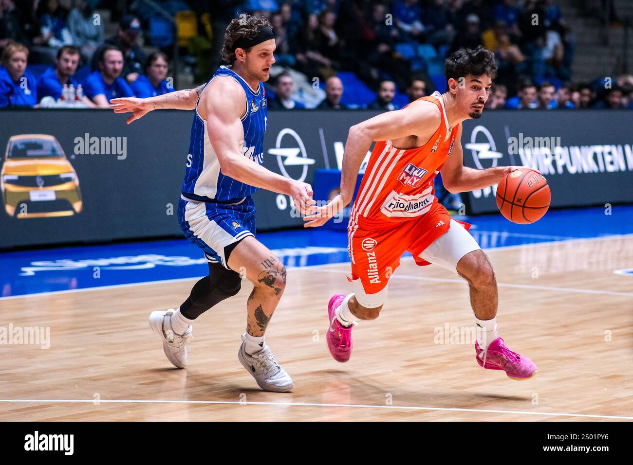 Booker Coplin (Skyliners Frankfurt, #06) im Zweikampf mit Ben Saraf ...