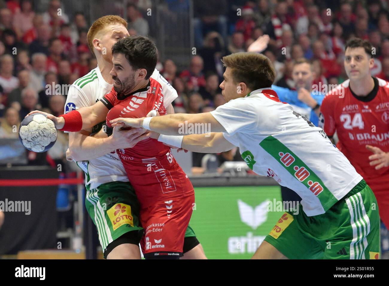 Erik Balenciaga (MT Melsungen #6) (am Ball), Justus Fischer (TSV ...