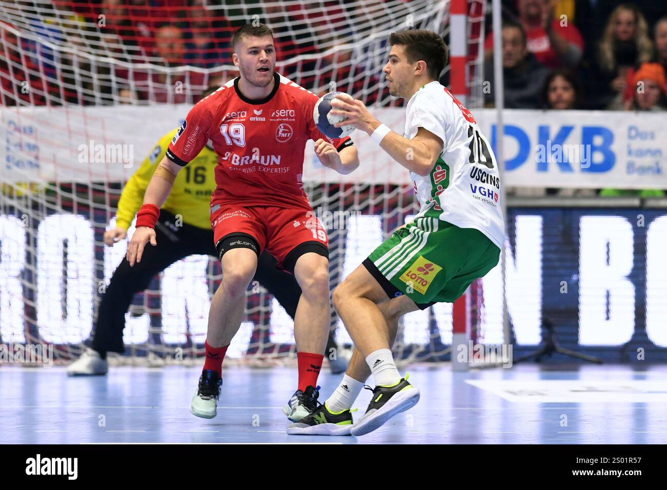 Renars Uscins (TSV Hannover-Burgdorf, #10) (am Ball), Elvar Oern Jonsson (MT Melsungen #19), GER ...