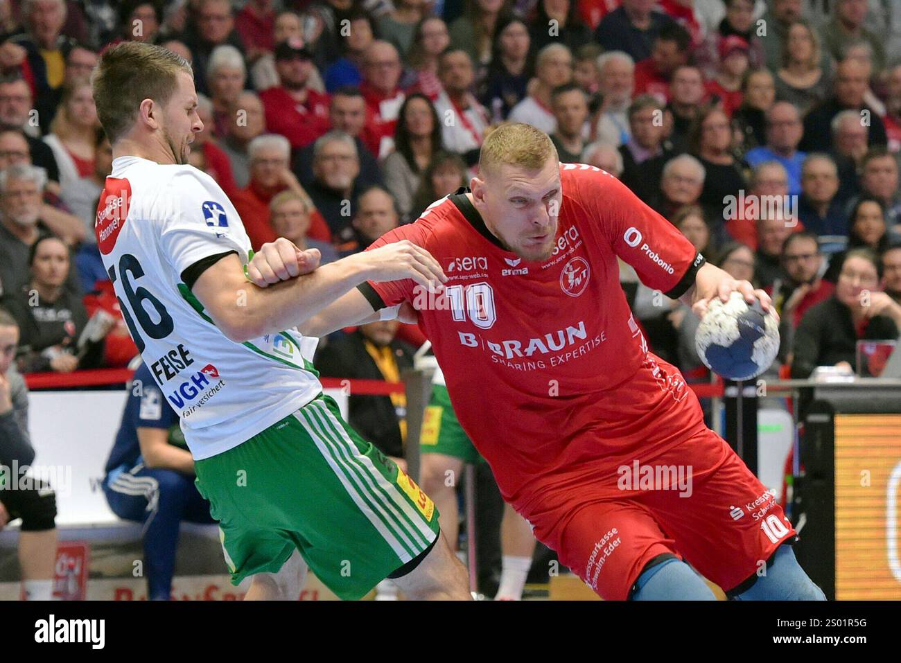 Dainis Kristopans (MT Melsungen #10) (am Ball), Hannes Feise (TSV ...