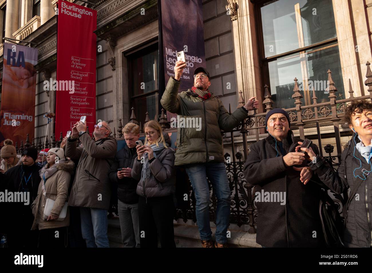 Tourists taking photographs piccadilly hi-res stock photography and images - Alamy