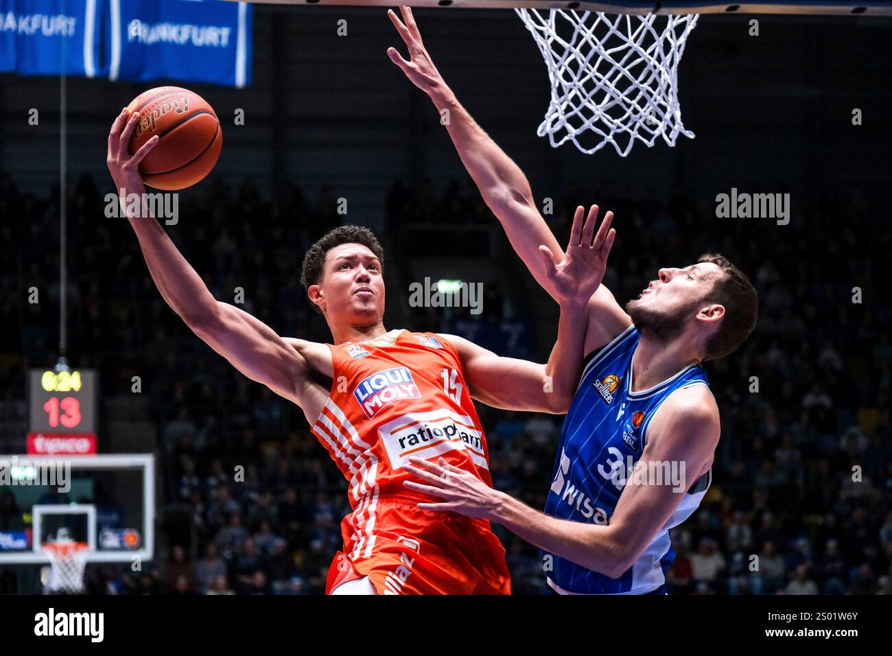 Isaiah Roby (Ratiopharm Ulm, #15) im Zweikampf mit Einaras Tubutis ...