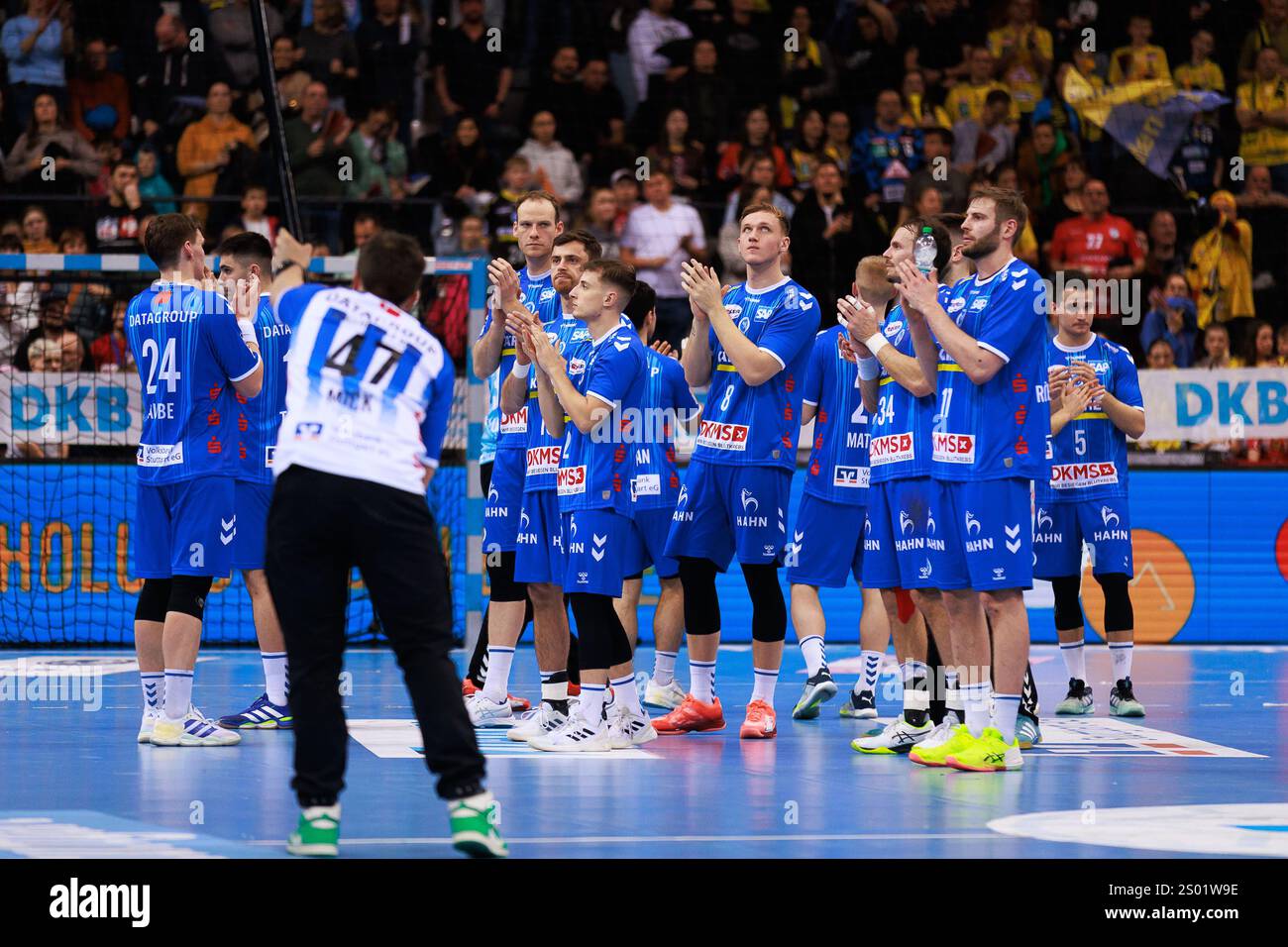 Die TVB-Spieler bedanken sich nach dem Spiel bei den Fans TVB Stuttgart (TVB) vs. Rhein-Neckar ...