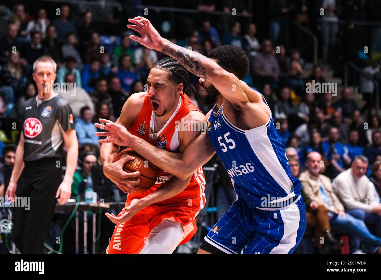 Noa Essengue (Ratiopharm Ulm, #12) im Zweikampf mit David Muenkat ...