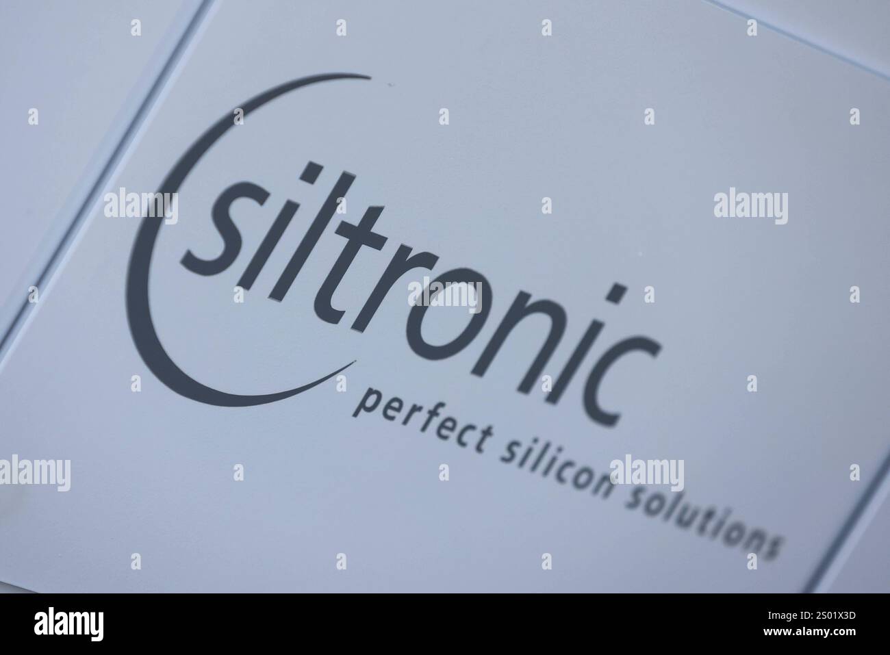 Schriftzug / Logo des Unternehmens Siltronic am 23.12.2024 in München ...