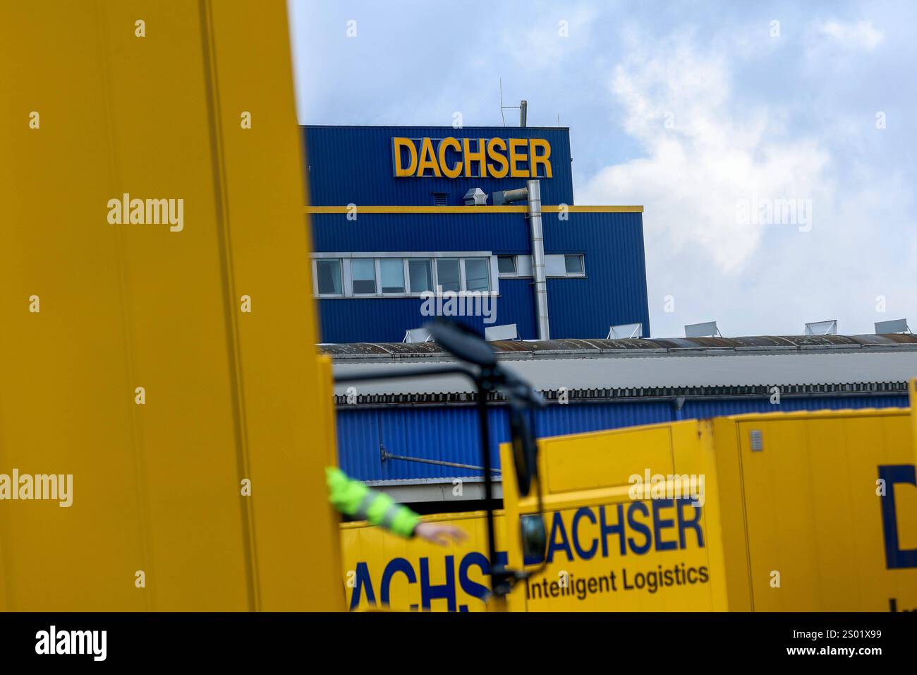 Schriftzug / Logo des Unternehmens DACHSER am 23.12.2024 in München Die Dachser Group SE & Co ...