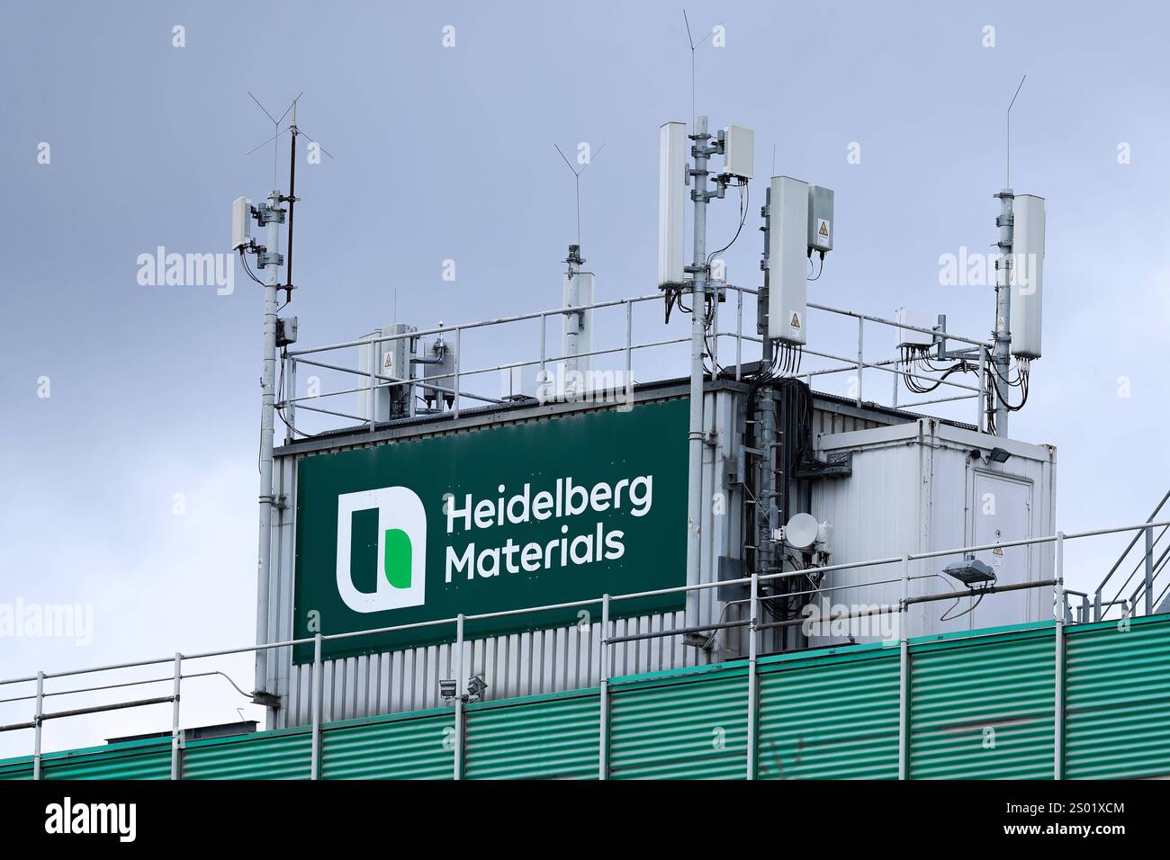 Schriftzug / Logo des Unternehmens Heidelberg Materials am 23.12.2024 ...