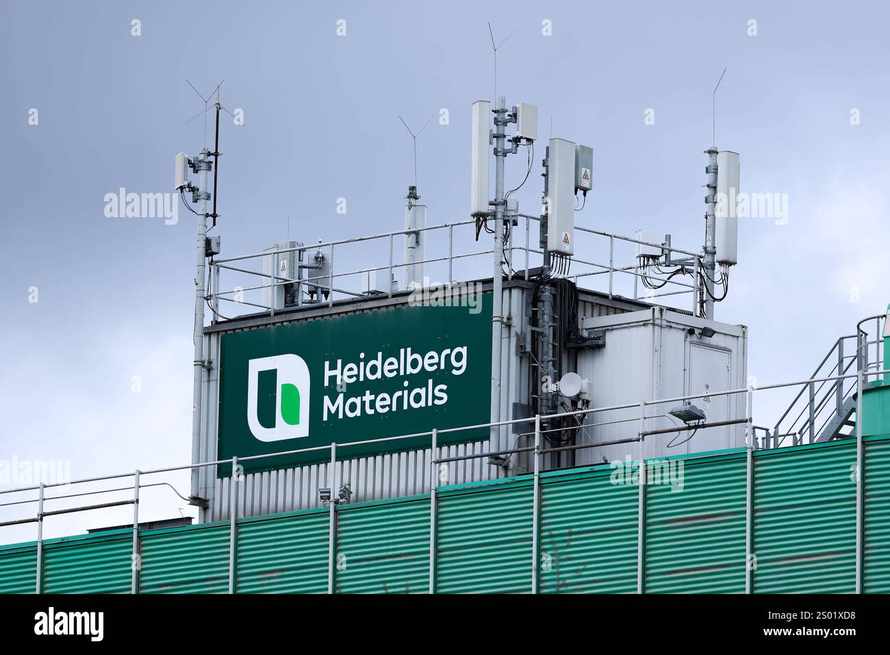 Schriftzug / Logo des Unternehmens Heidelberg Materials am 23.12.2024 ...