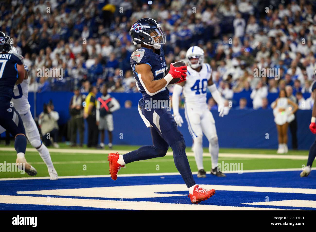Tennessee Titans running back Tony Pollard (20) runs into the endzone ...