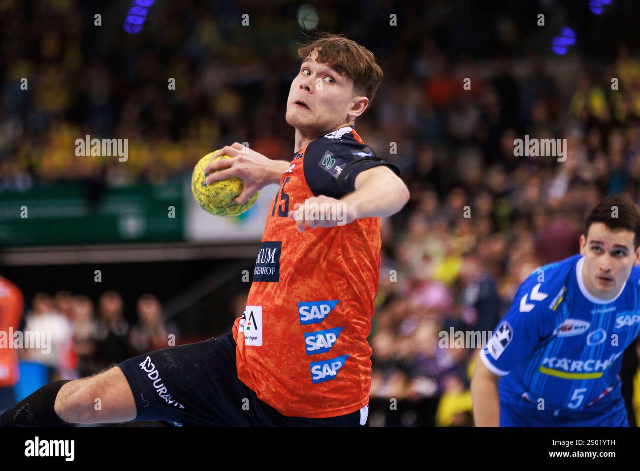 David MORE (Rhein-Neckar-Loewen, #15) schießt/schiesst einen ...