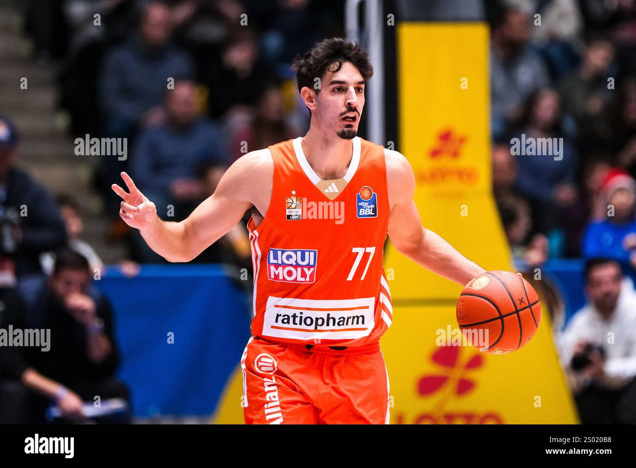 Ben Saraf (Ratiopharm Ulm, #77) am Ball, GER, Skyliners Frankfurt vs ...