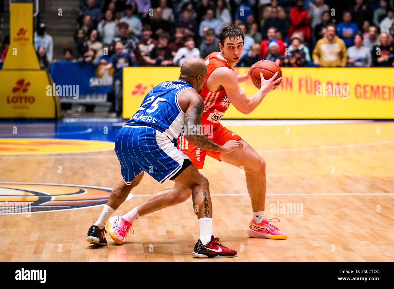 Jacob Knauf (Skyliners Frankfurt, #25) im Zweikampf mit Justinian ...