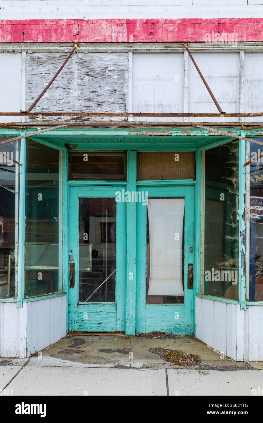 Old abandoned storefront hi-res stock photography and images - Alamy