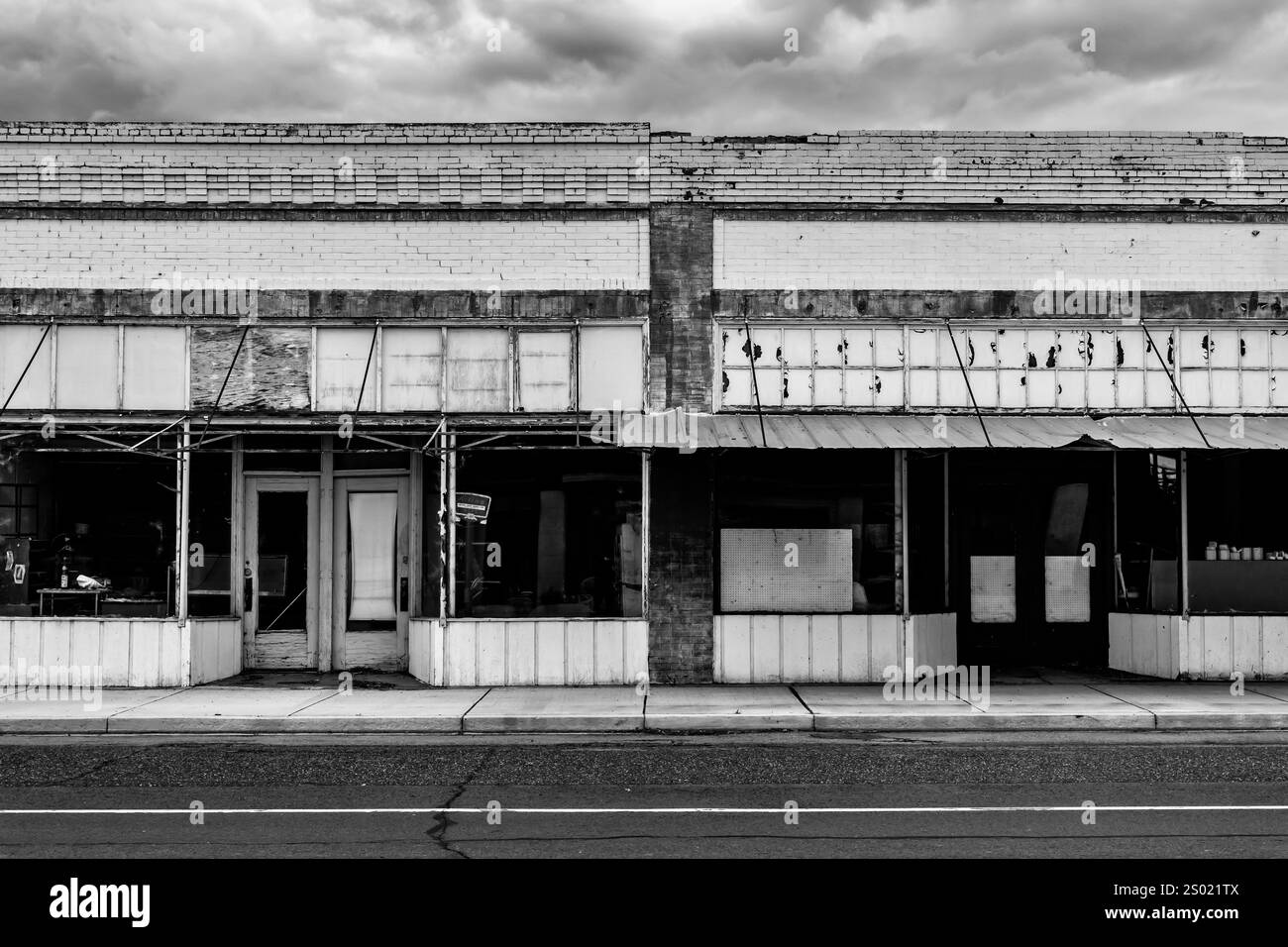 Old abandoned storefront hi-res stock photography and images - Alamy