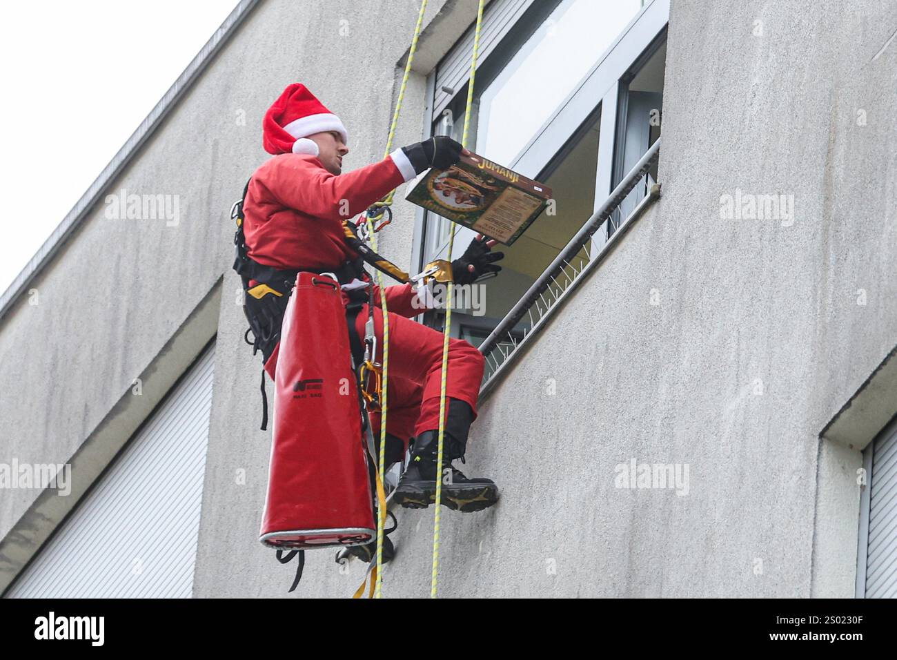 (241223) -- ZAGREB, Dec. 23, 2024 (Xinhua) -- A man dressed as Santa ...
