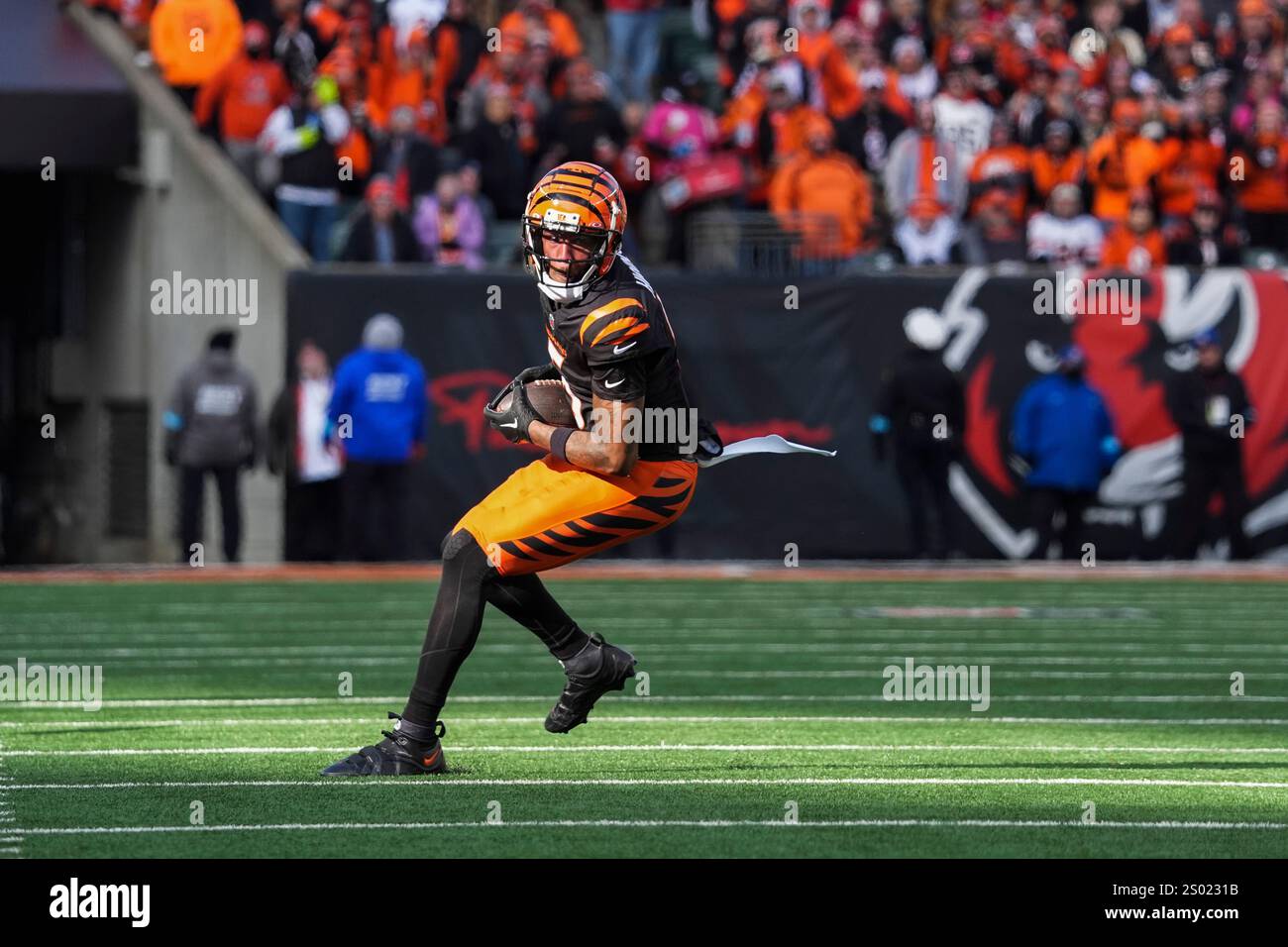 Cincinnati Bengals wide receiver Tee Higgins (5) runs after a reception ...