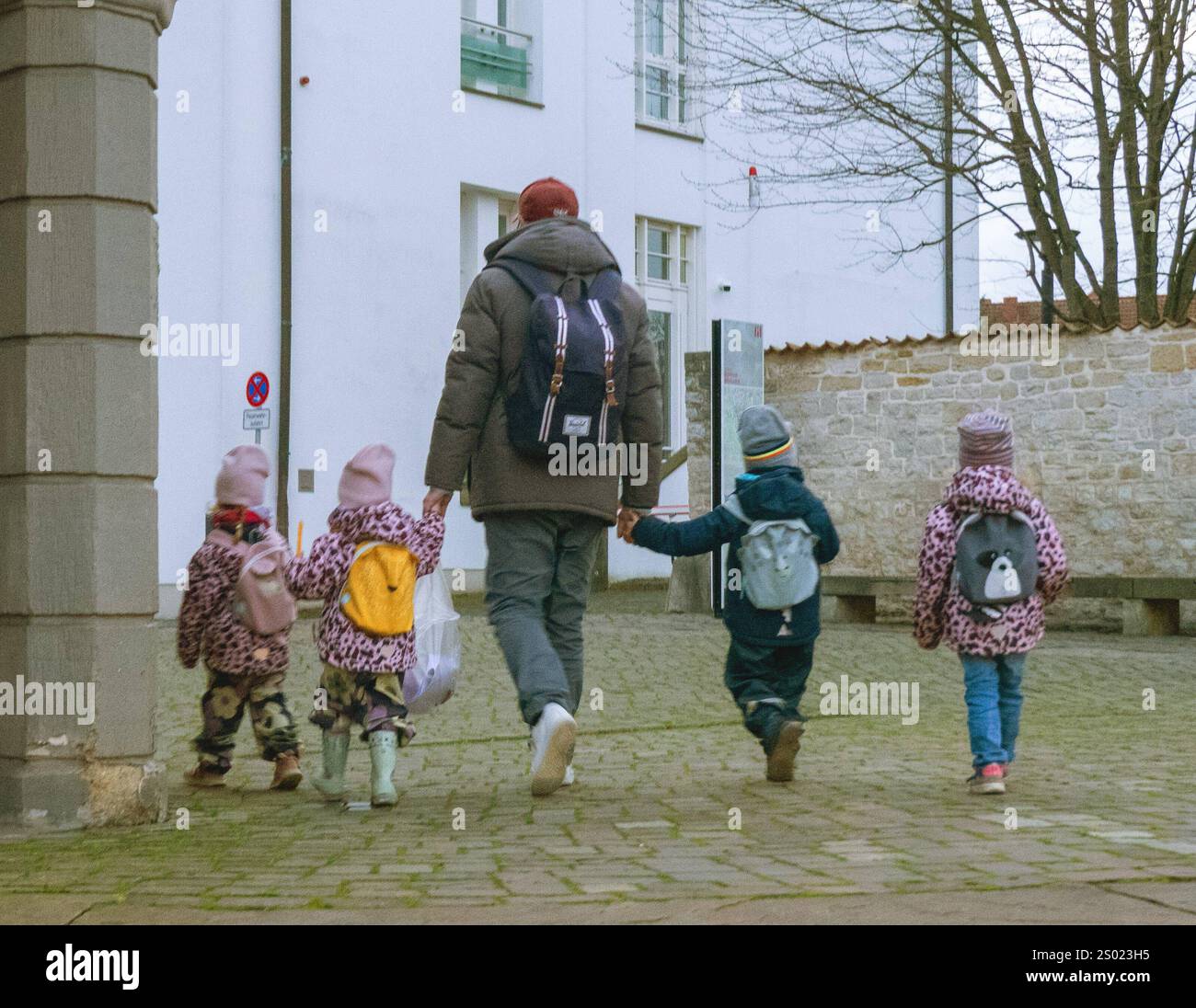 Junge Mutter kommt vom Kindergarten mit 4 Kinder - gesehen am 20.12. ...
