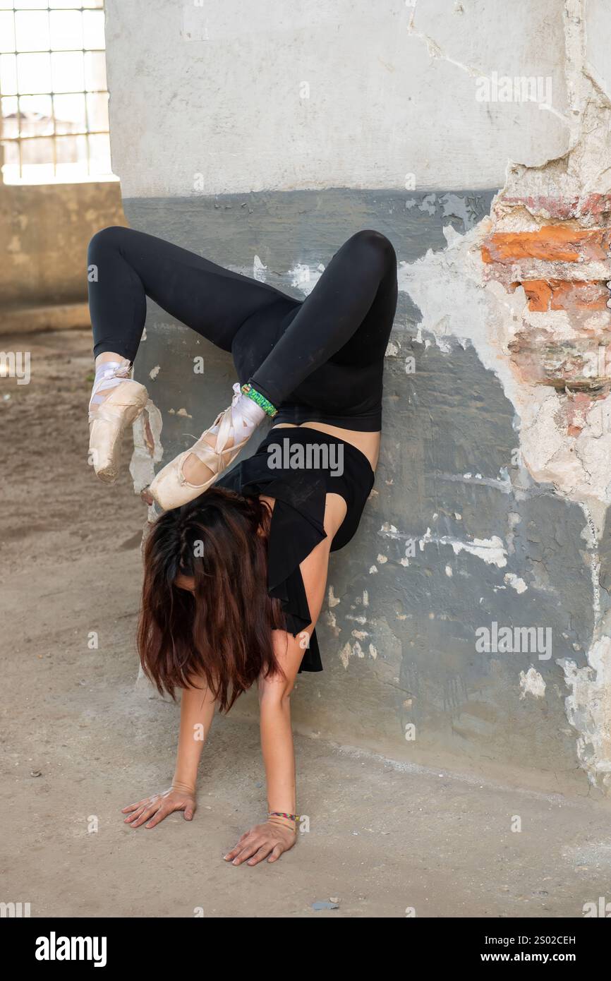 Acrobatic pose hi-res stock photography and images - Alamy