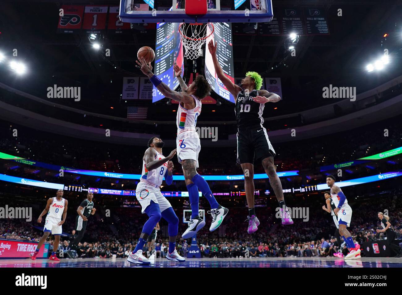 Philadelphia 76ers' Kelly Oubre Jr., left, and San Antonio Spurs ...