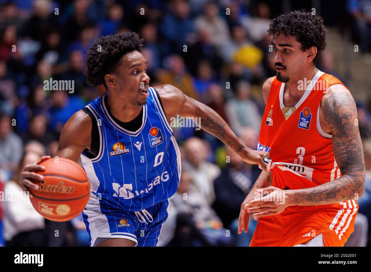 Malik Parsons (Frankfurt Skyliners #0) mit Ball gegen Marcio Santos ...