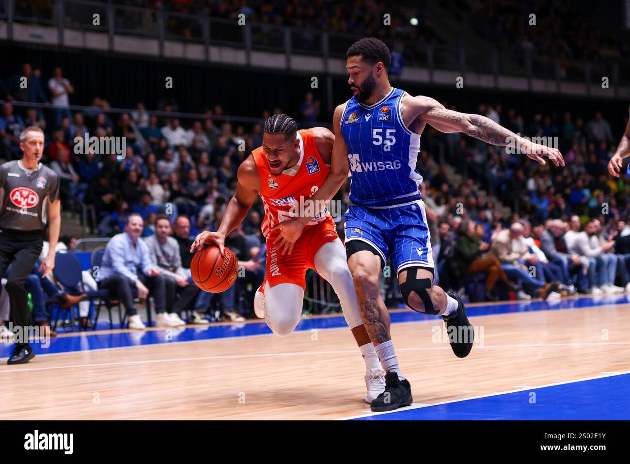 Karim Jallow (ratiopharm Ulm #35) im Zweikampf mit. David Muenkat ...