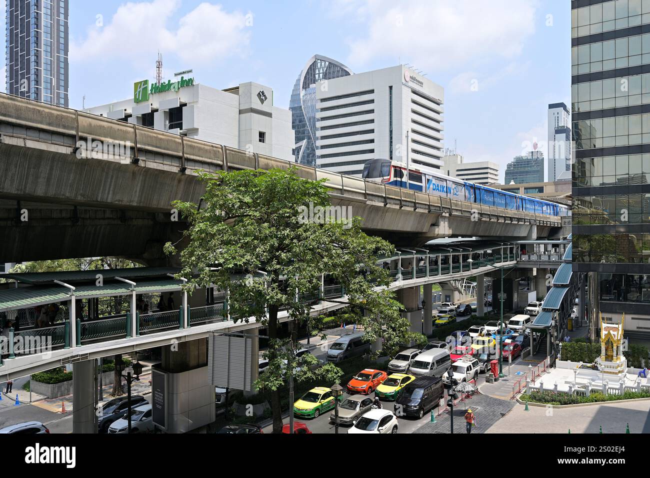 View of the Ratchaprasong Skywalk running below the Chitlom BTS ...