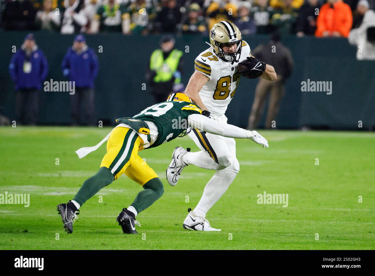 New Orleans Saints tight end Foster Moreau (87) carries against Green ...