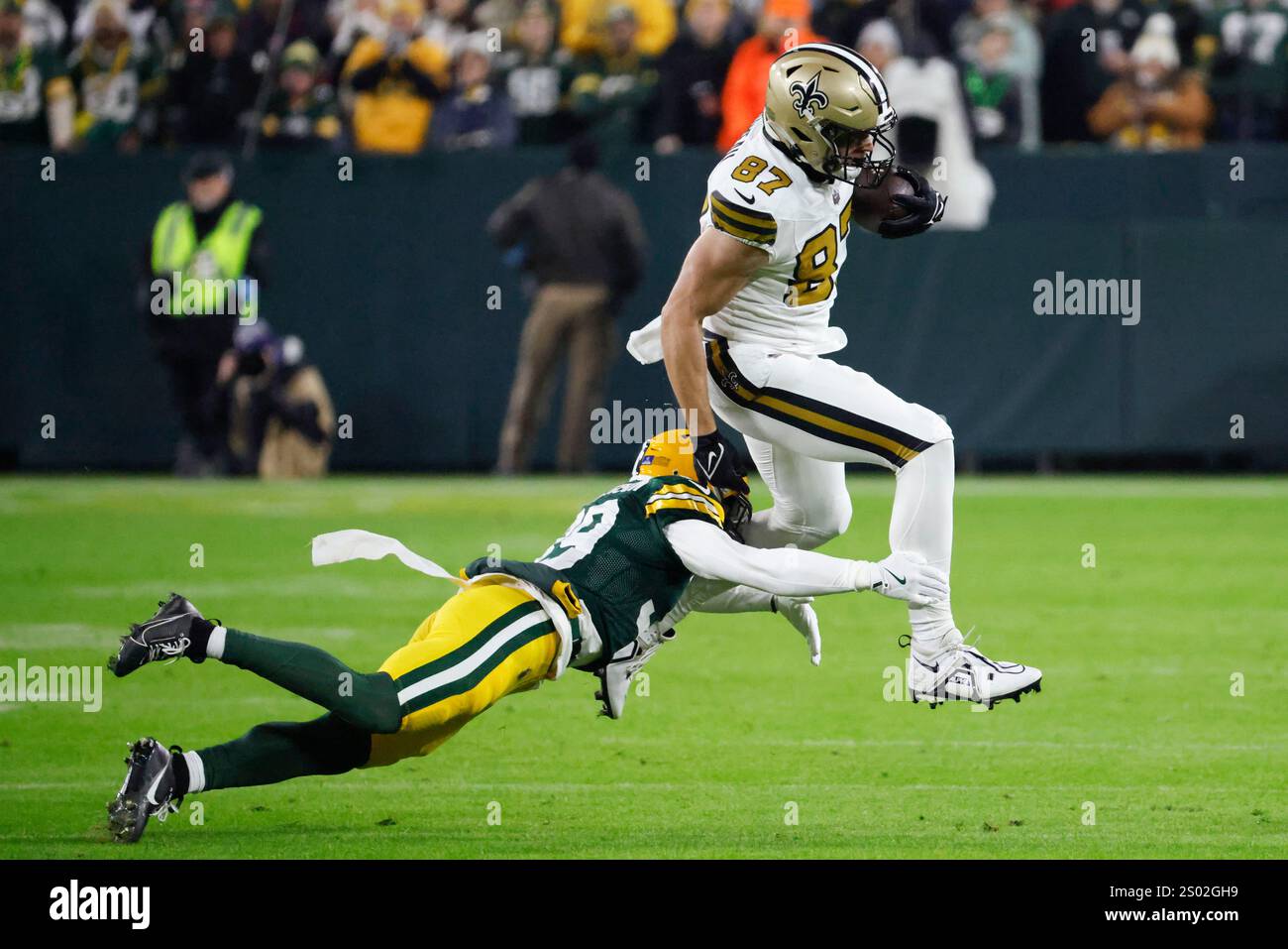 New Orleans Saints tight end Foster Moreau (87) carries against Green ...