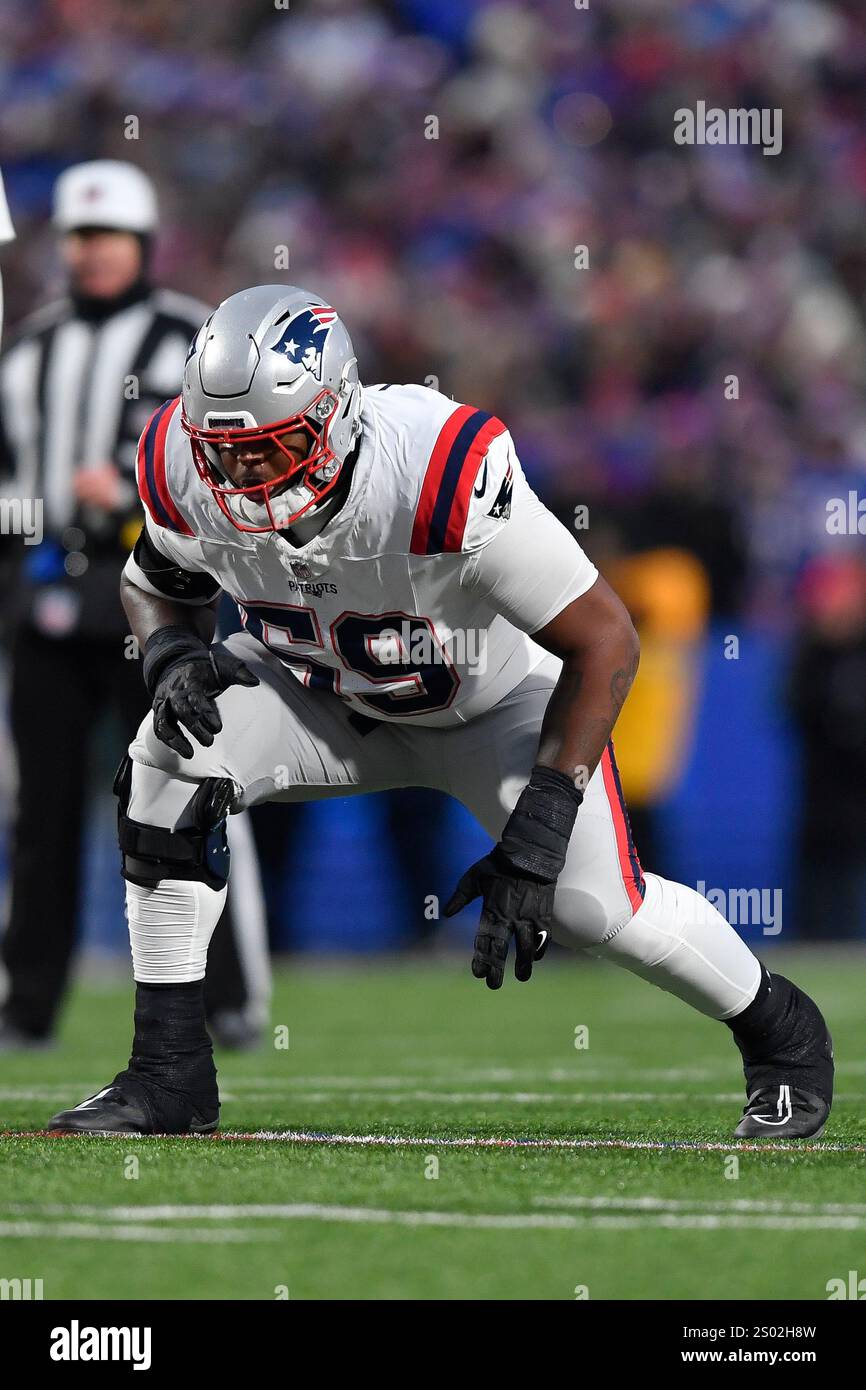 New England Patriots tackle Vederian Lowe (59) lines up during the ...