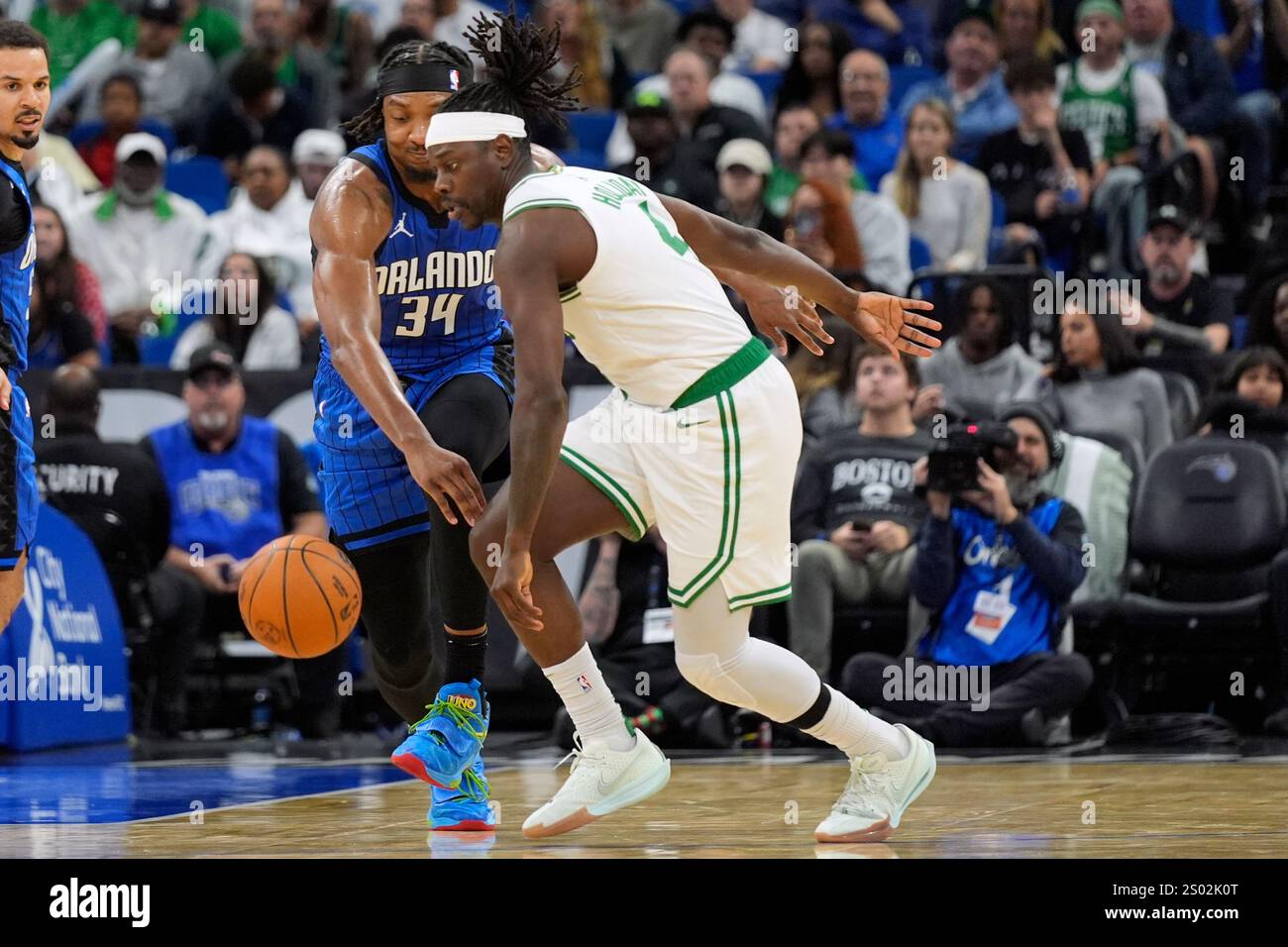 Orlando Magic center Wendell Carter Jr. (34) goes after a loose ball ...