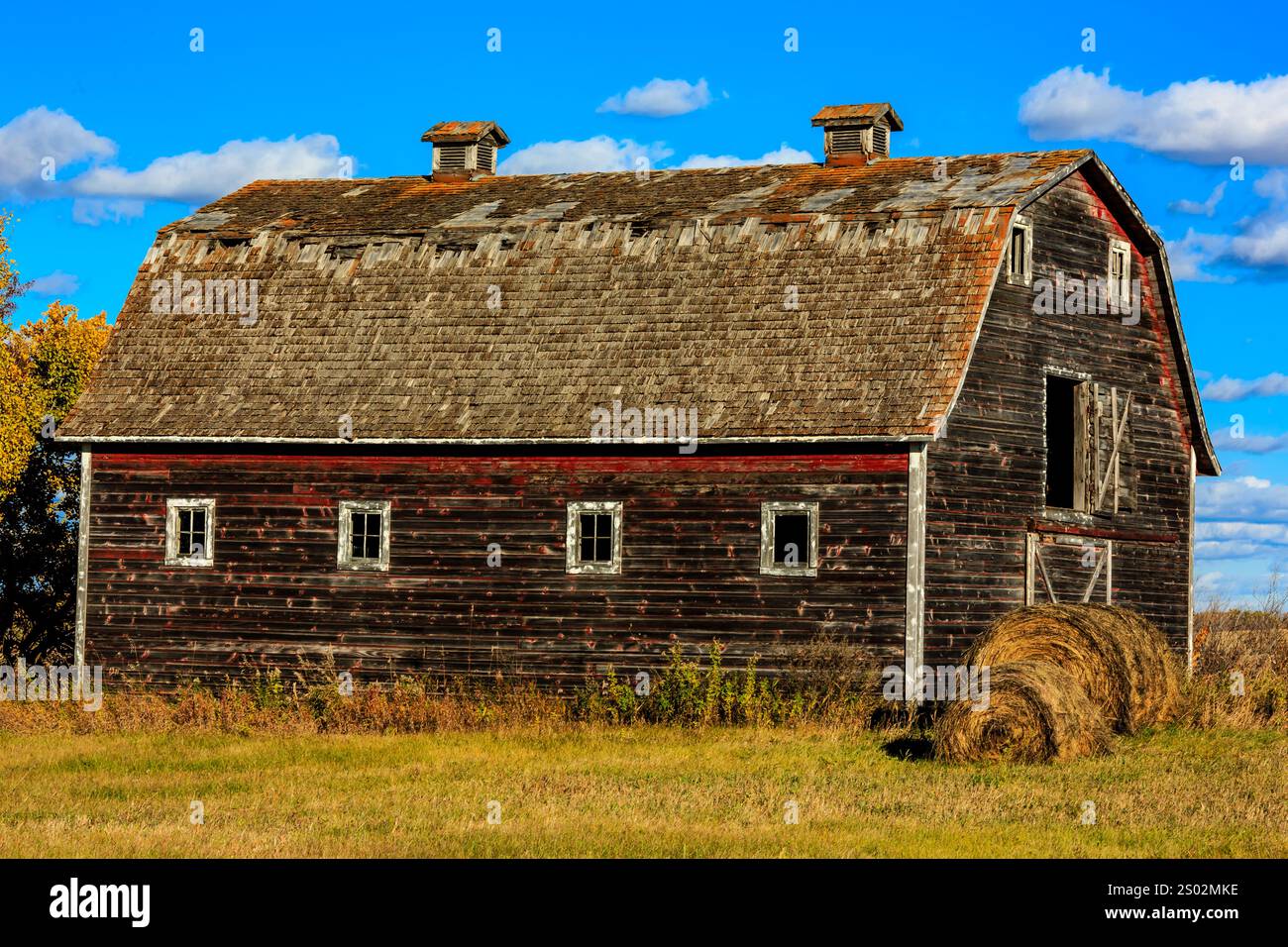 Wooden hay barn hi-res stock photography and images - Alamy