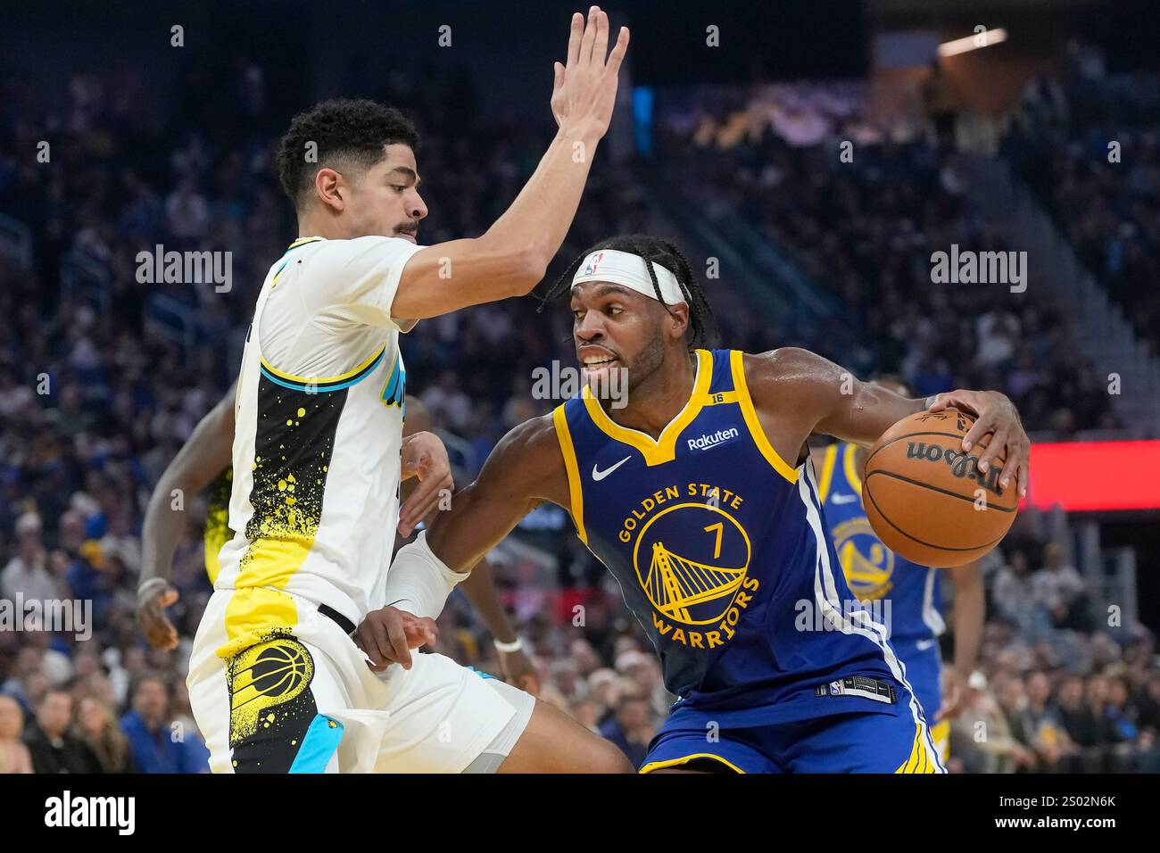 Golden State Warriors guard Buddy Hield (7) drives to the basket ...