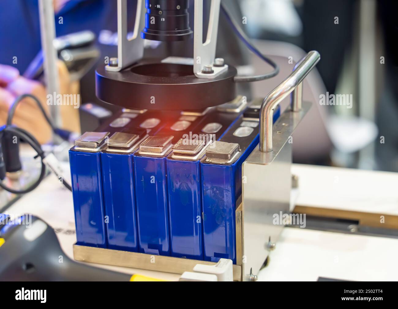 automatic machine measuring the voltage of Smart Battery pack for ...