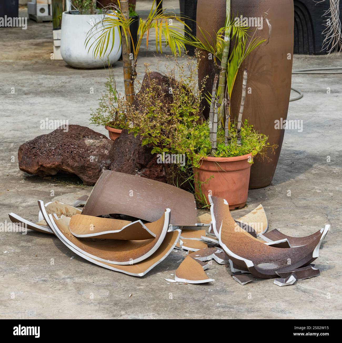 Broken pot hi-res stock photography and images - Alamy