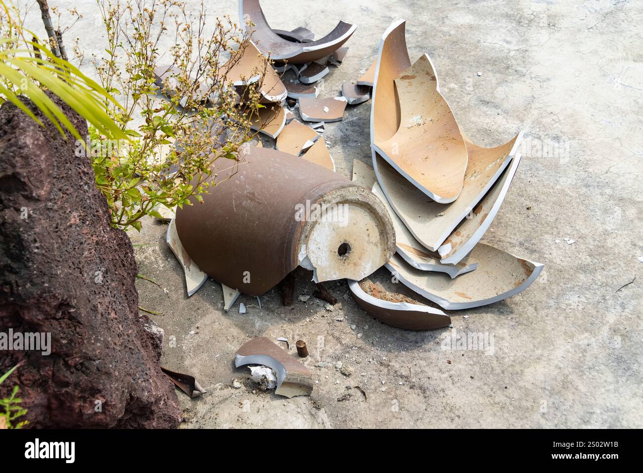 Broken pot hi-res stock photography and images - Alamy