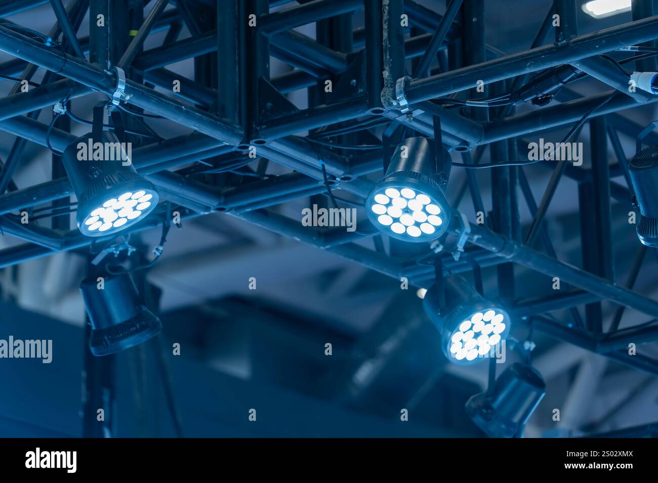 Lighting rig with backdrop hi-res stock photography and images - Alamy