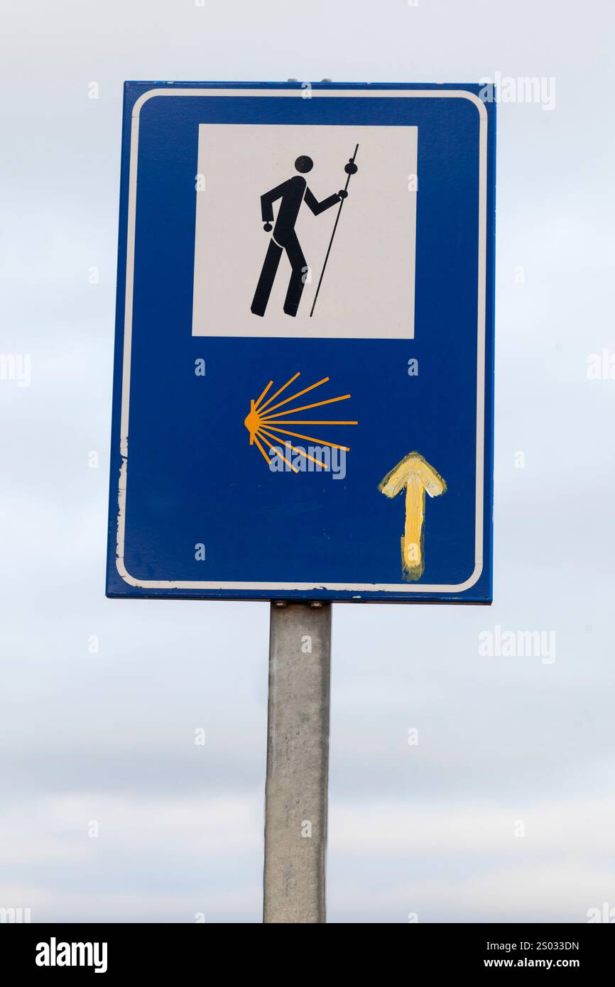 A directional sign guides pilgrims along the Camino de Santiago Stock ...