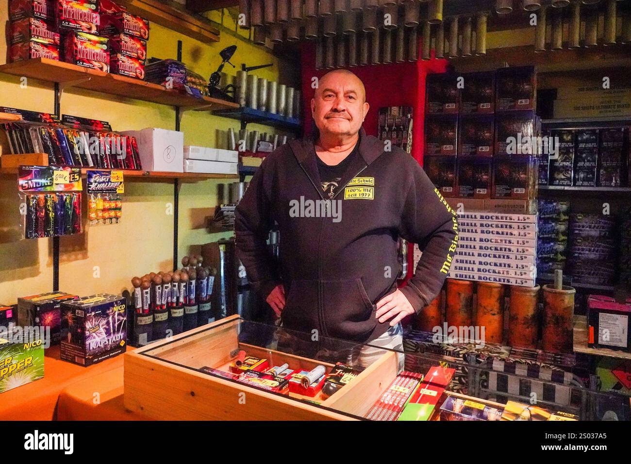 Pyrotechniker Mario Kern hat einen Verkaufsraum schon eingerichtet - 23 ...